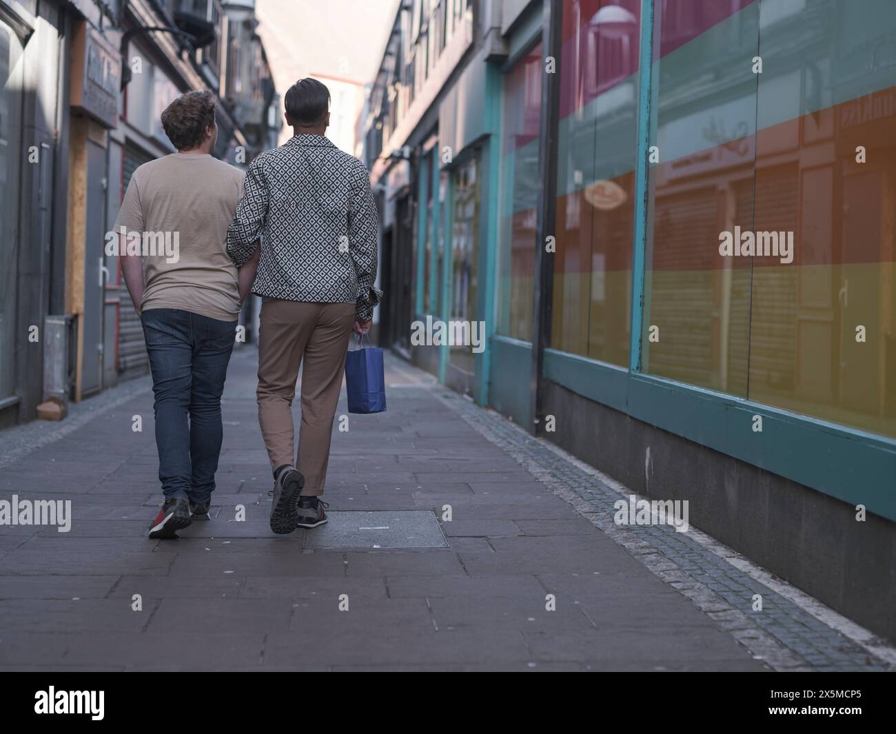 Gay couple men rear view hi-res stock photography and images - Alamy