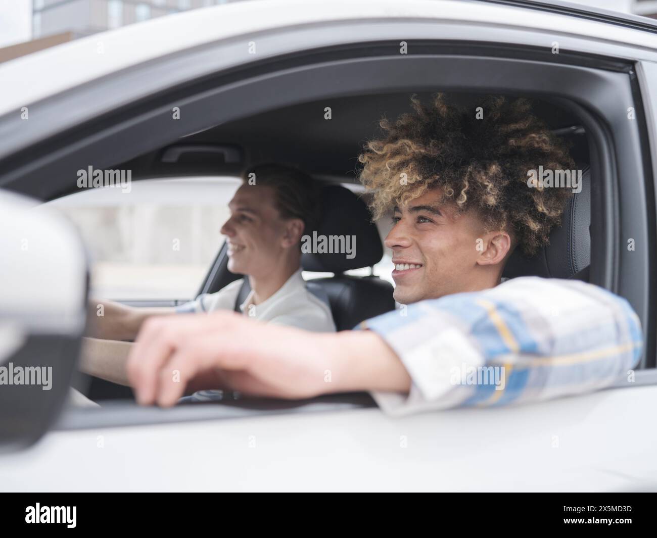 Couple smiling car hi-res stock photography and images - Alamy