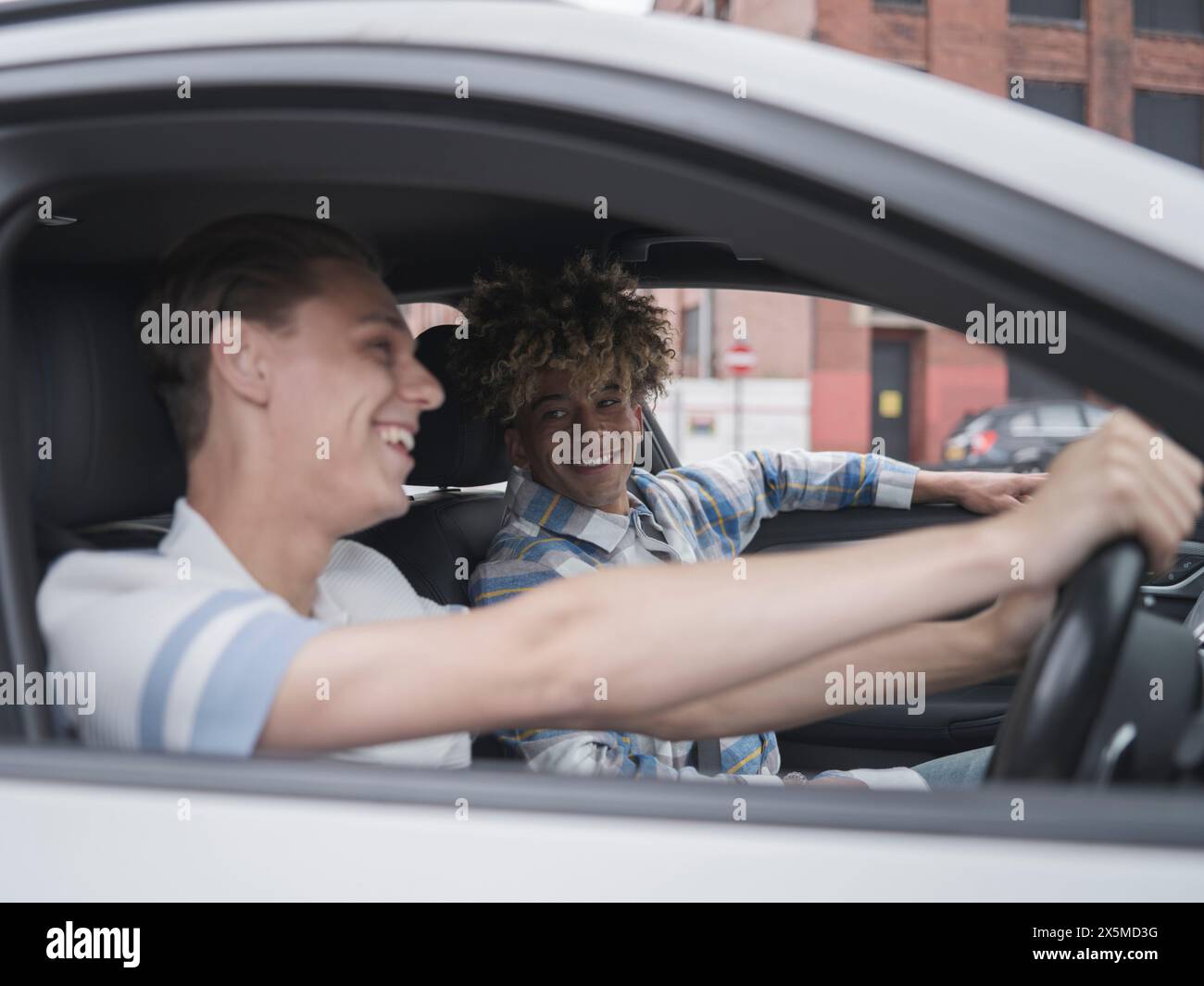 Couple smiling car hi-res stock photography and images - Alamy