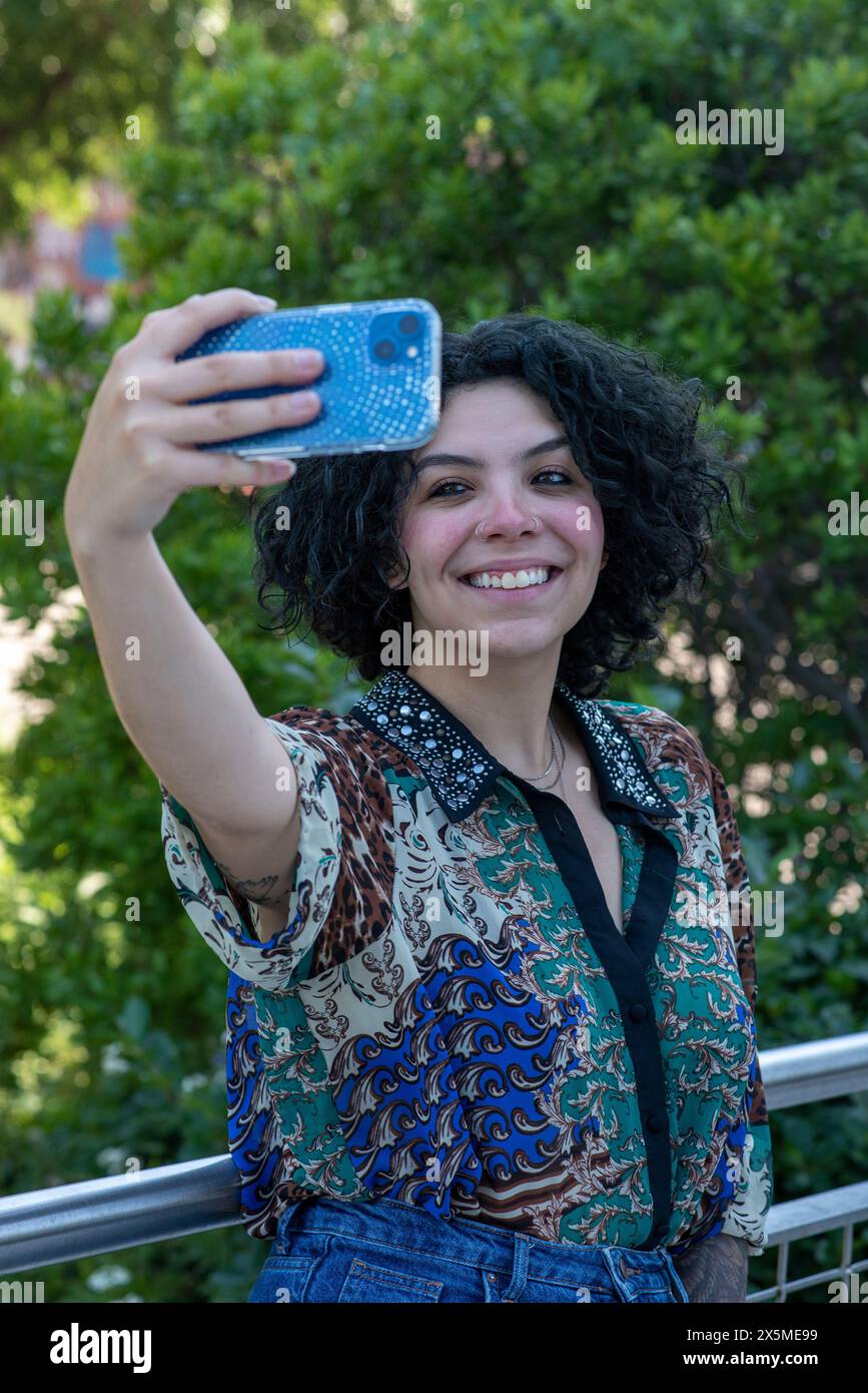 Black woman happy selfie hi-res stock photography and images - Alamy