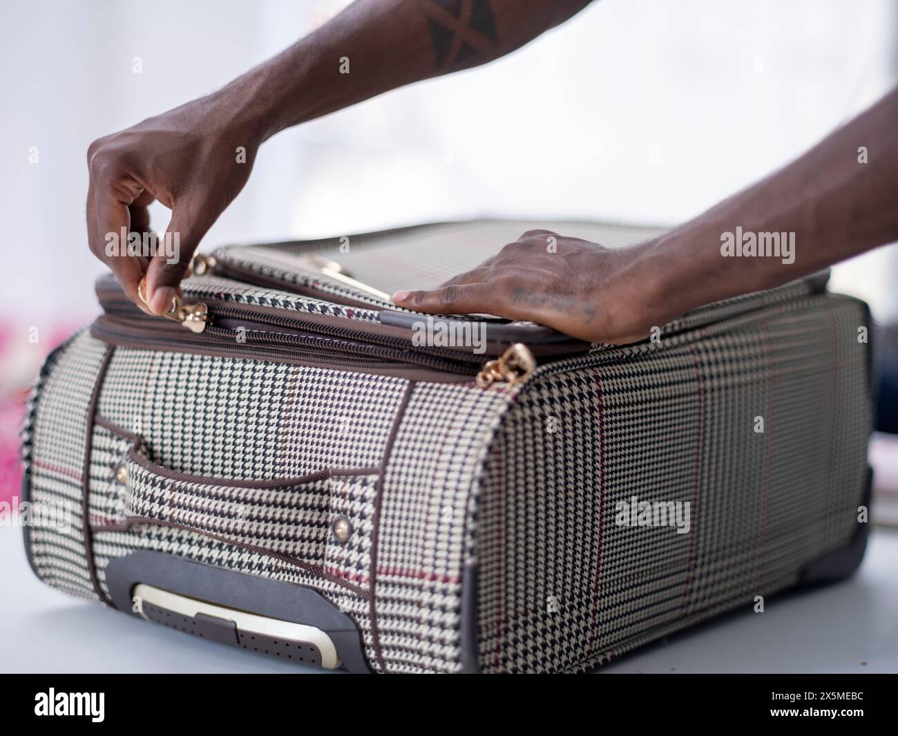 Close up hand man suitcase hi-res stock photography and images - Alamy