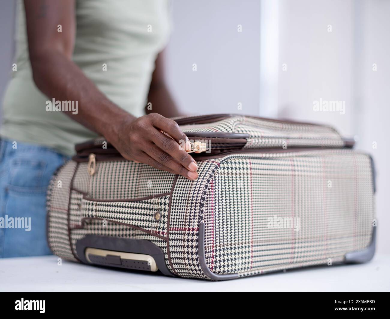 Close up hand man suitcase hi-res stock photography and images - Alamy