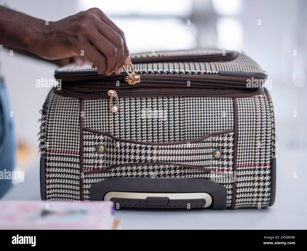 Close up hand man suitcase hi-res stock photography and images - Alamy