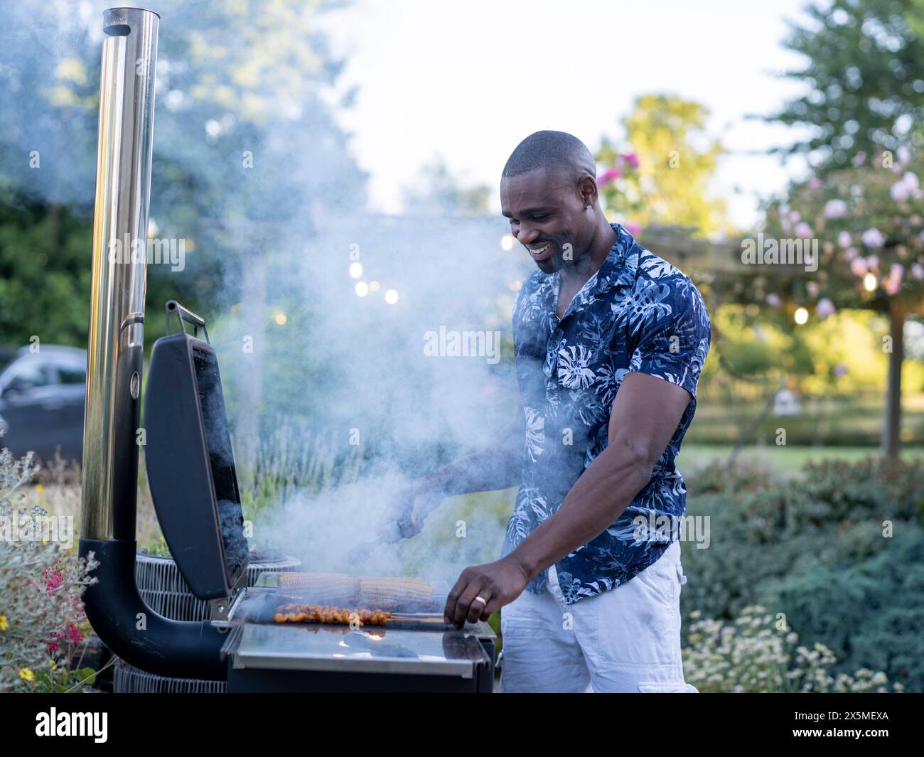 Grilling man hi-res stock photography and images - Alamy