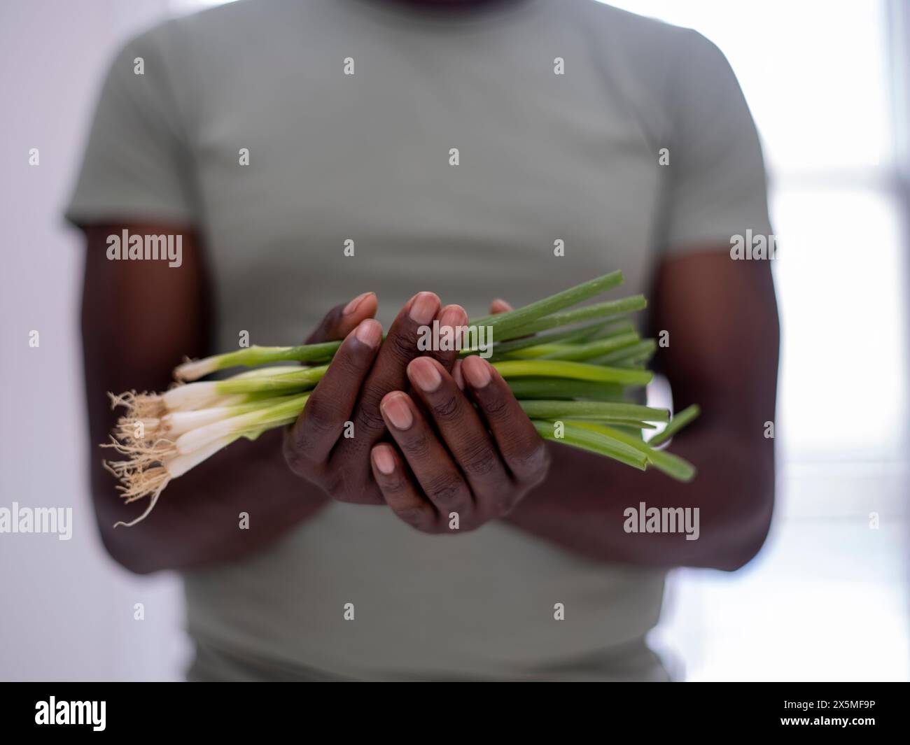Holding spring onions hi-res stock photography and images - Alamy