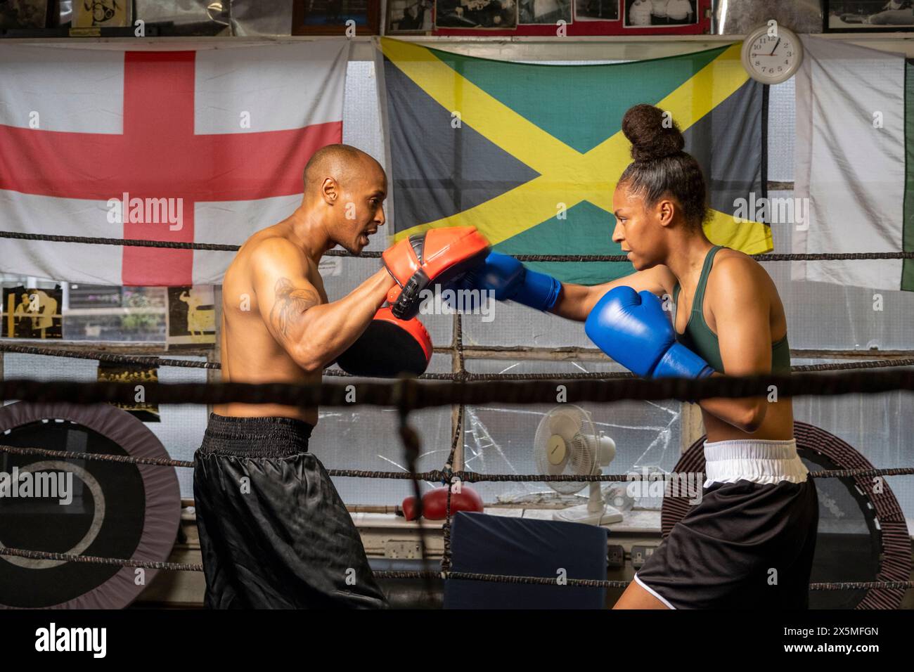 Man man fighting hi-res stock photography and images - Alamy