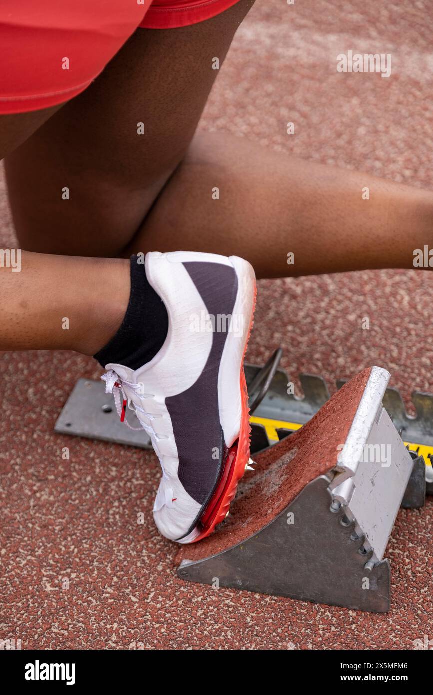 Woman starting block hi-res stock photography and images - Alamy