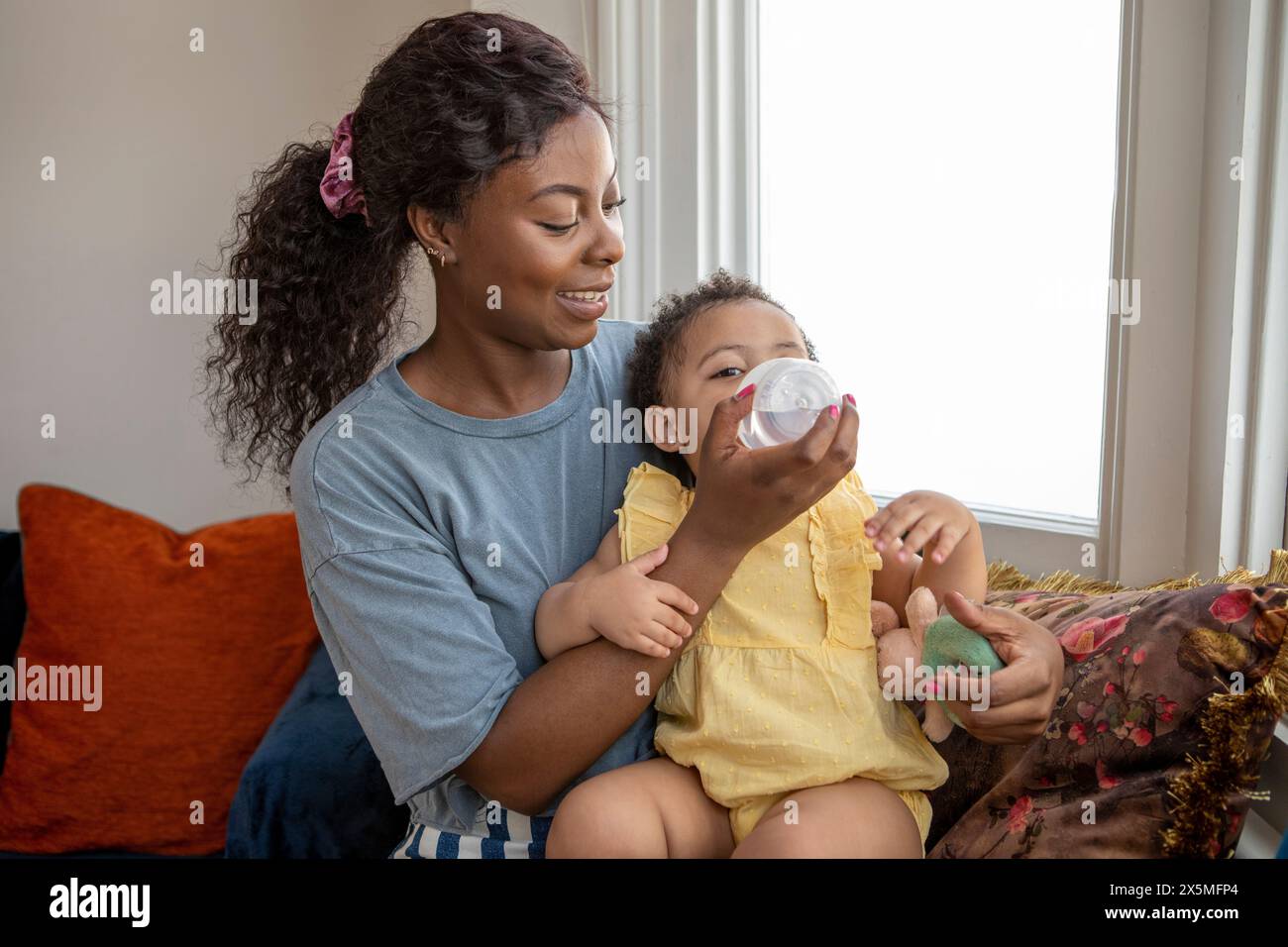 Mother child drinking water hi-res stock photography and images - Alamy