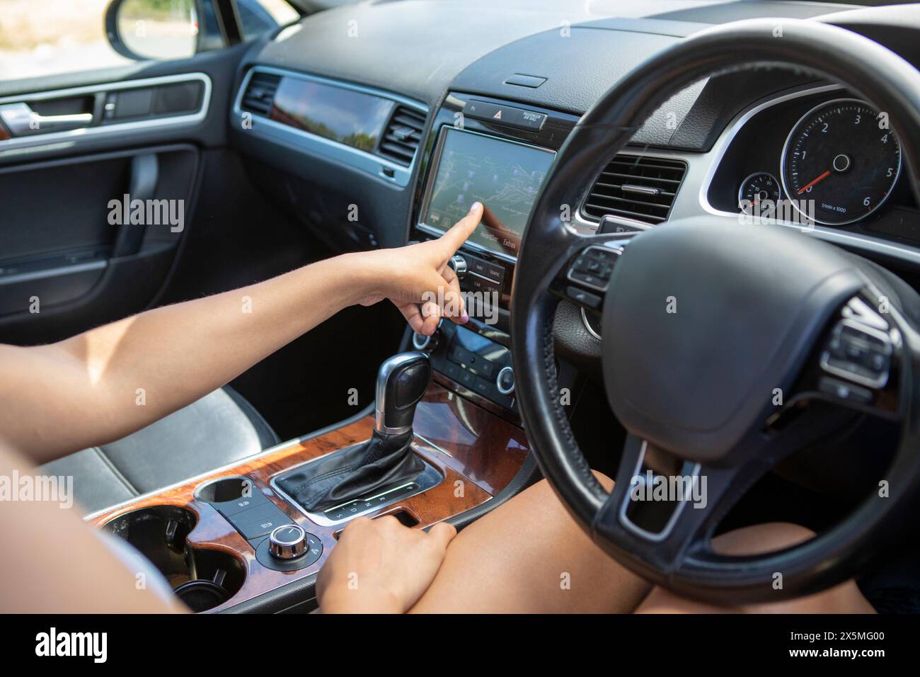 Woman car map uk trip hi-res stock photography and images - Alamy