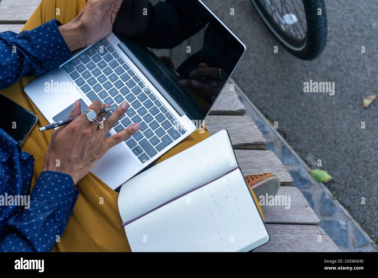 Using notes hi-res stock photography and images - Alamy