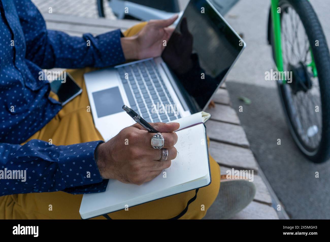 Using notes hi-res stock photography and images - Alamy