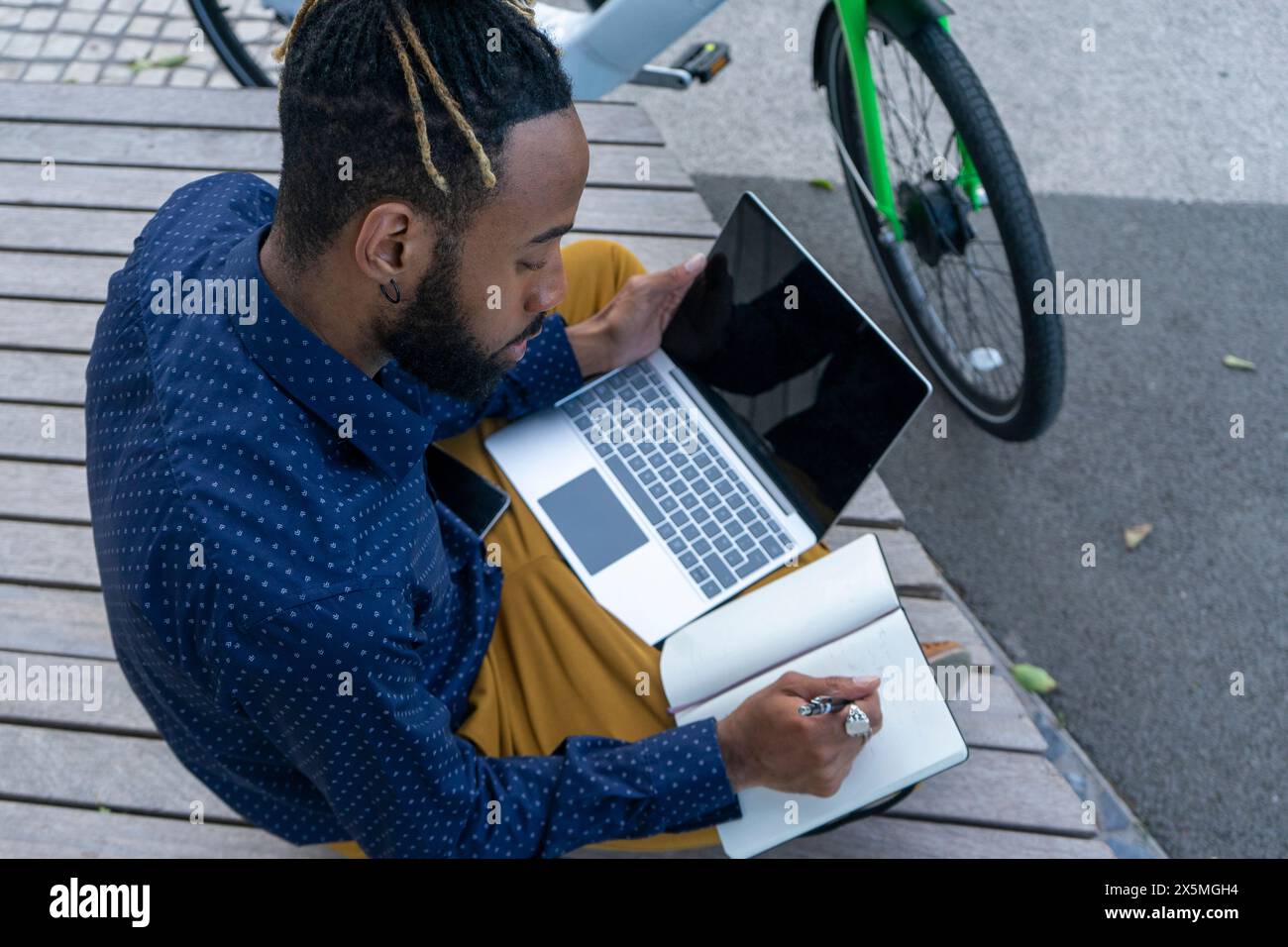 Using notes hi-res stock photography and images - Alamy