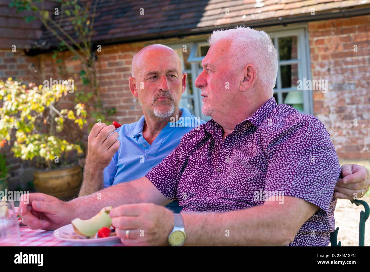 Male eating fruit uk hi-res stock photography and images - Alamy