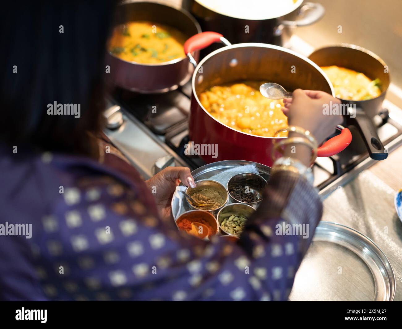 India diwali cooking kitchen hi-res stock photography and images - Alamy