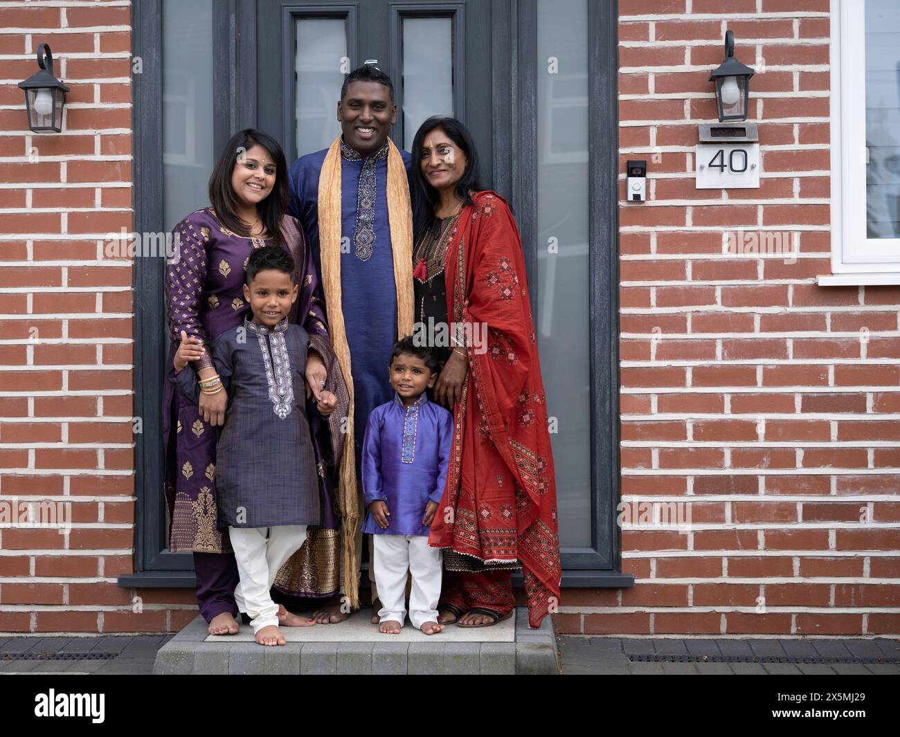 India traditional family portrait hi-res stock photography and images ...
