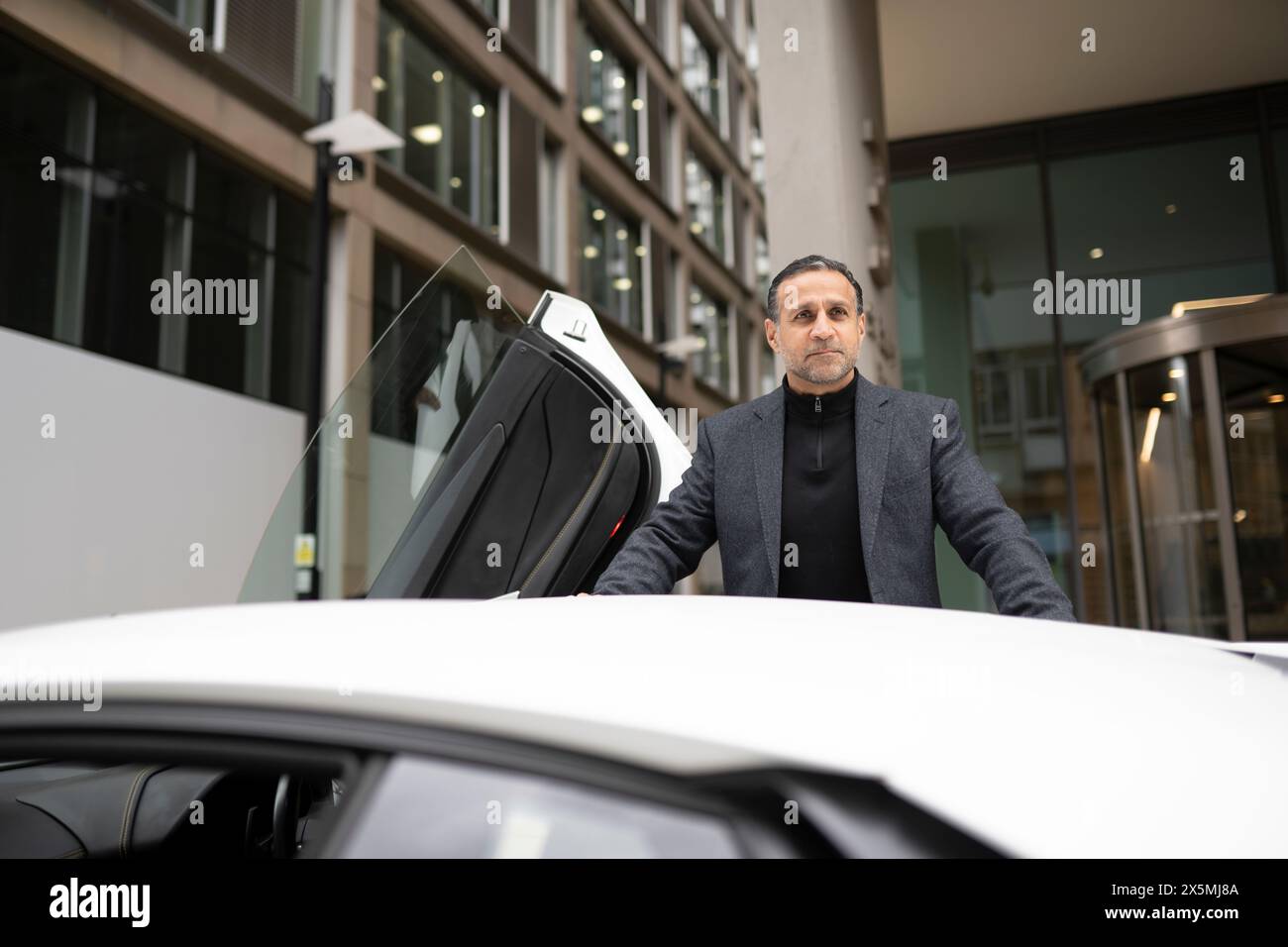 Luxury car exterior hi-res stock photography and images - Alamy