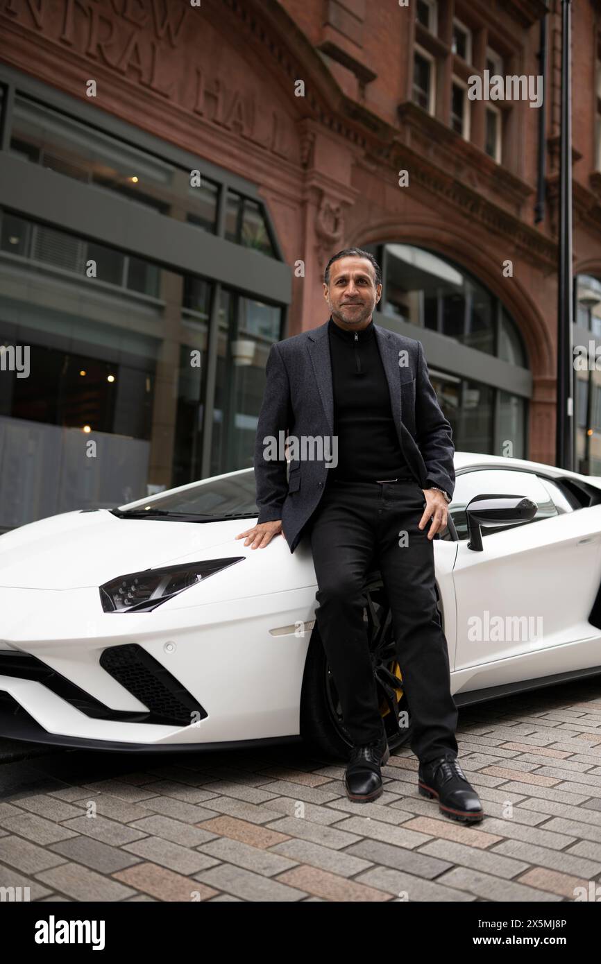 Man leaning against car hi-res stock photography and images - Alamy