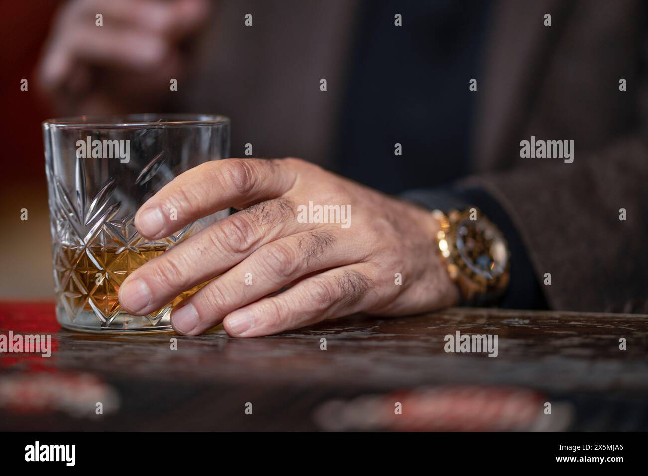 Hand holding whiskey glass hi-res stock photography and images - Alamy