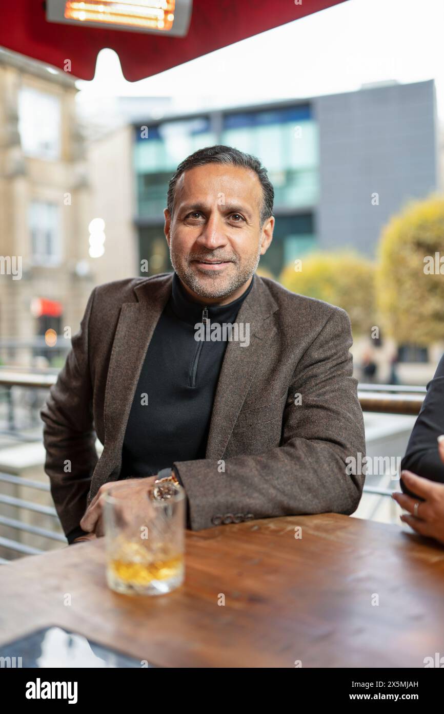 Well dressed man bar hi-res stock photography and images - Alamy