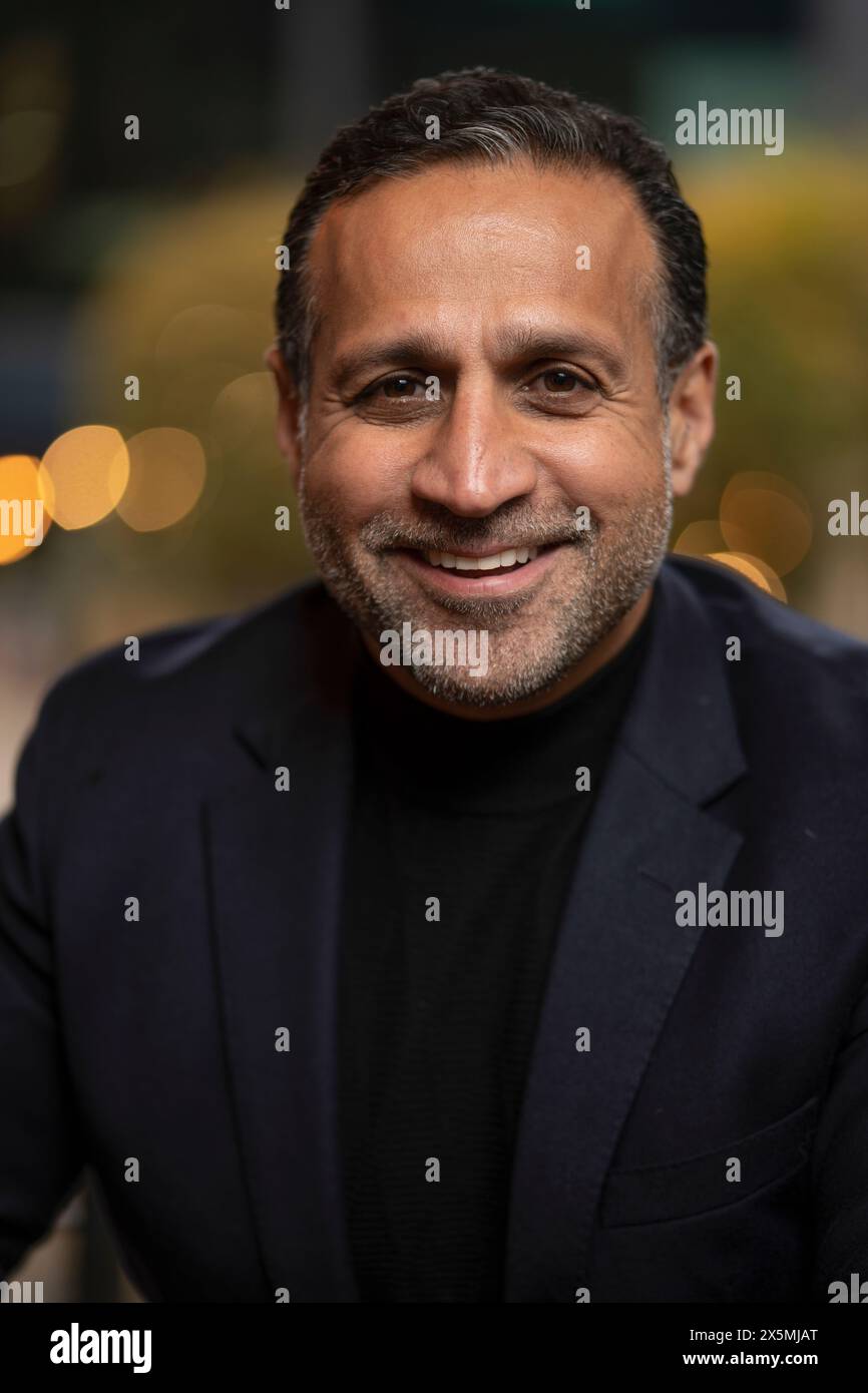 Smiling mature business man hi-res stock photography and images - Alamy