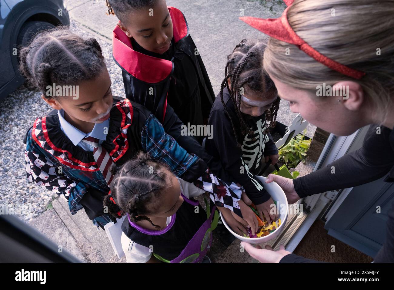 Women halloween up holding hi-res stock photography and images - Alamy