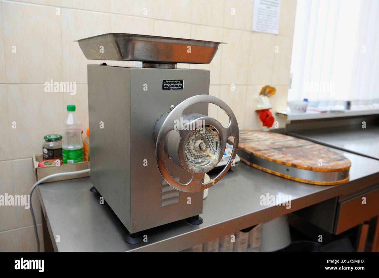 In the kitchen: blender set on a kitchen counter Stock Photo - Alamy