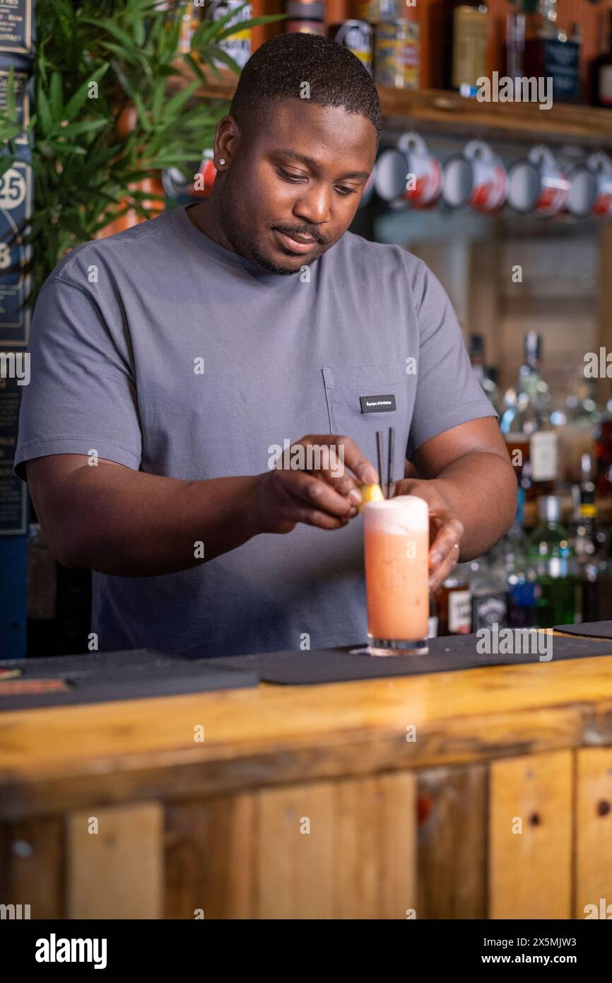 Bartender preparing cocktail Stock Photo - Alamy
