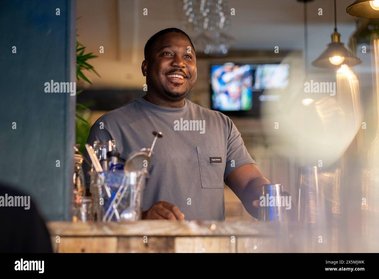 Smiling bartender hi-res stock photography and images - Alamy