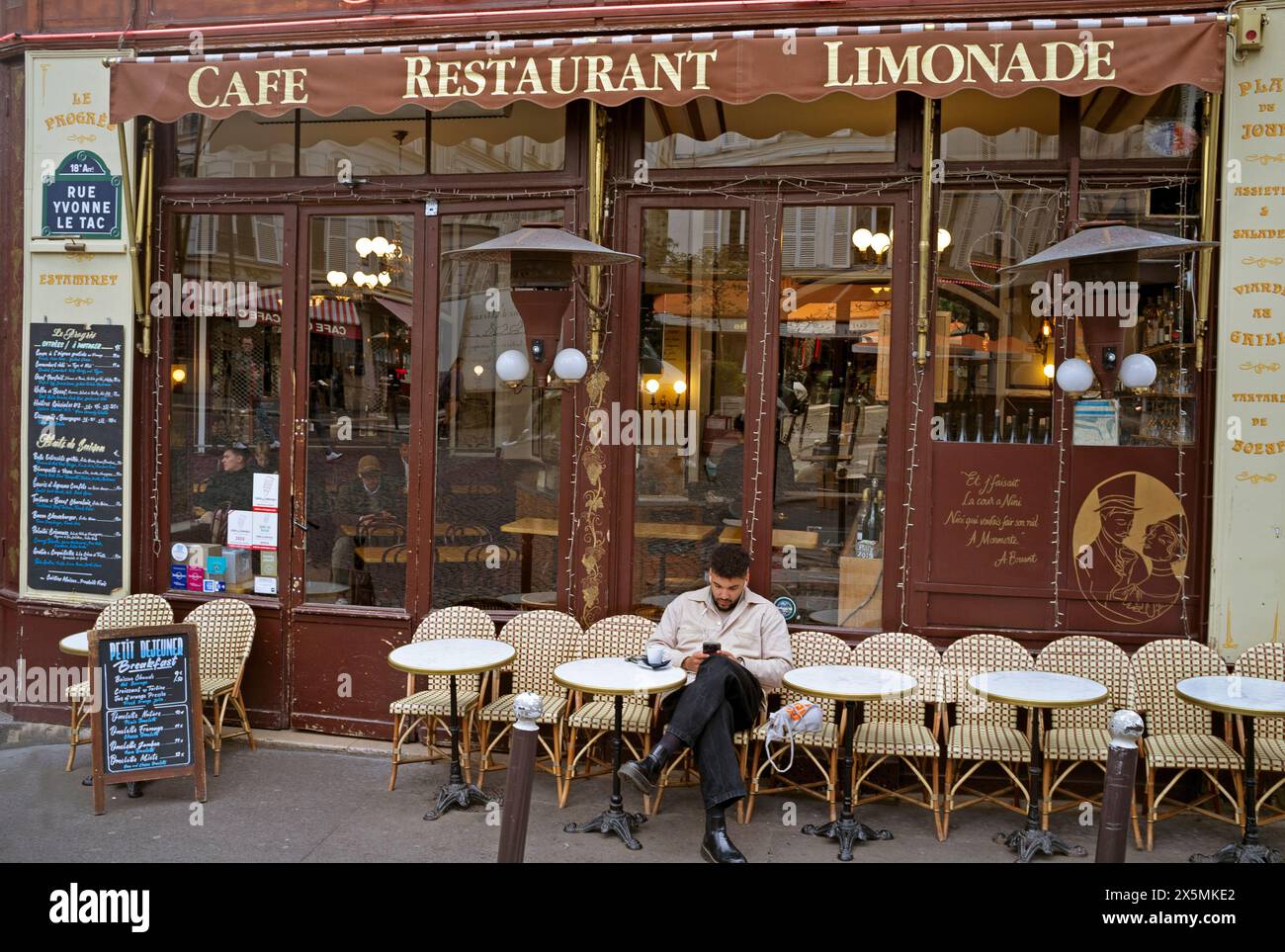 Le Progres, a cafe in Montmartre, Paris Stock Photo - Alamy