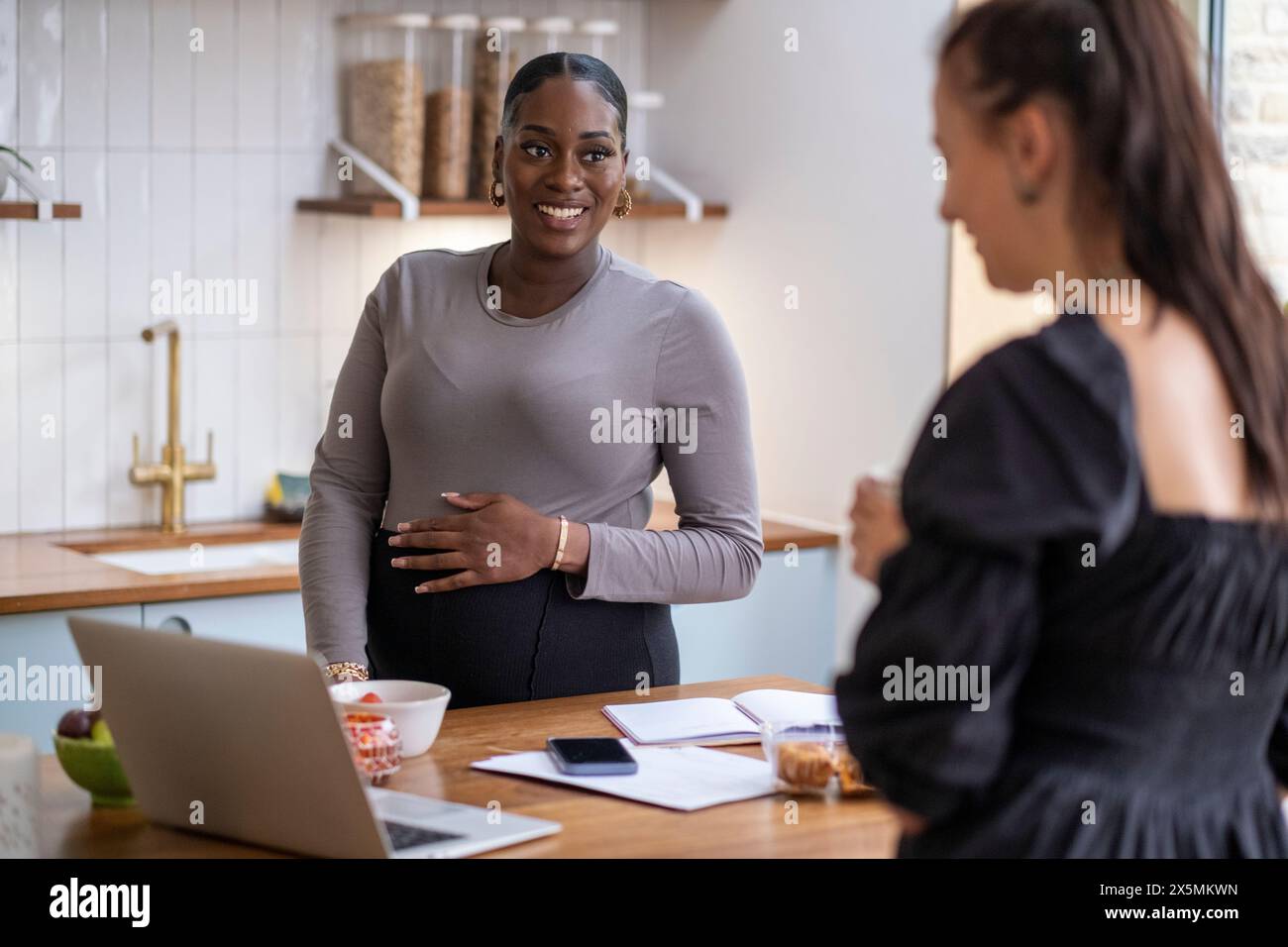 Women talking at counter hi-res stock photography and images - Alamy