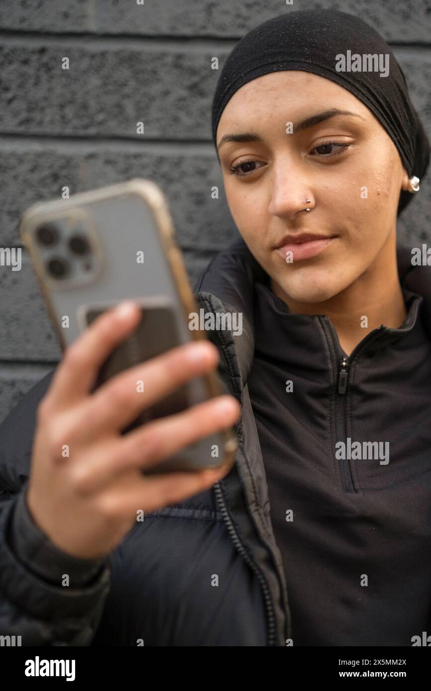 Young adult woman using smartphone hi-res stock photography and images ...