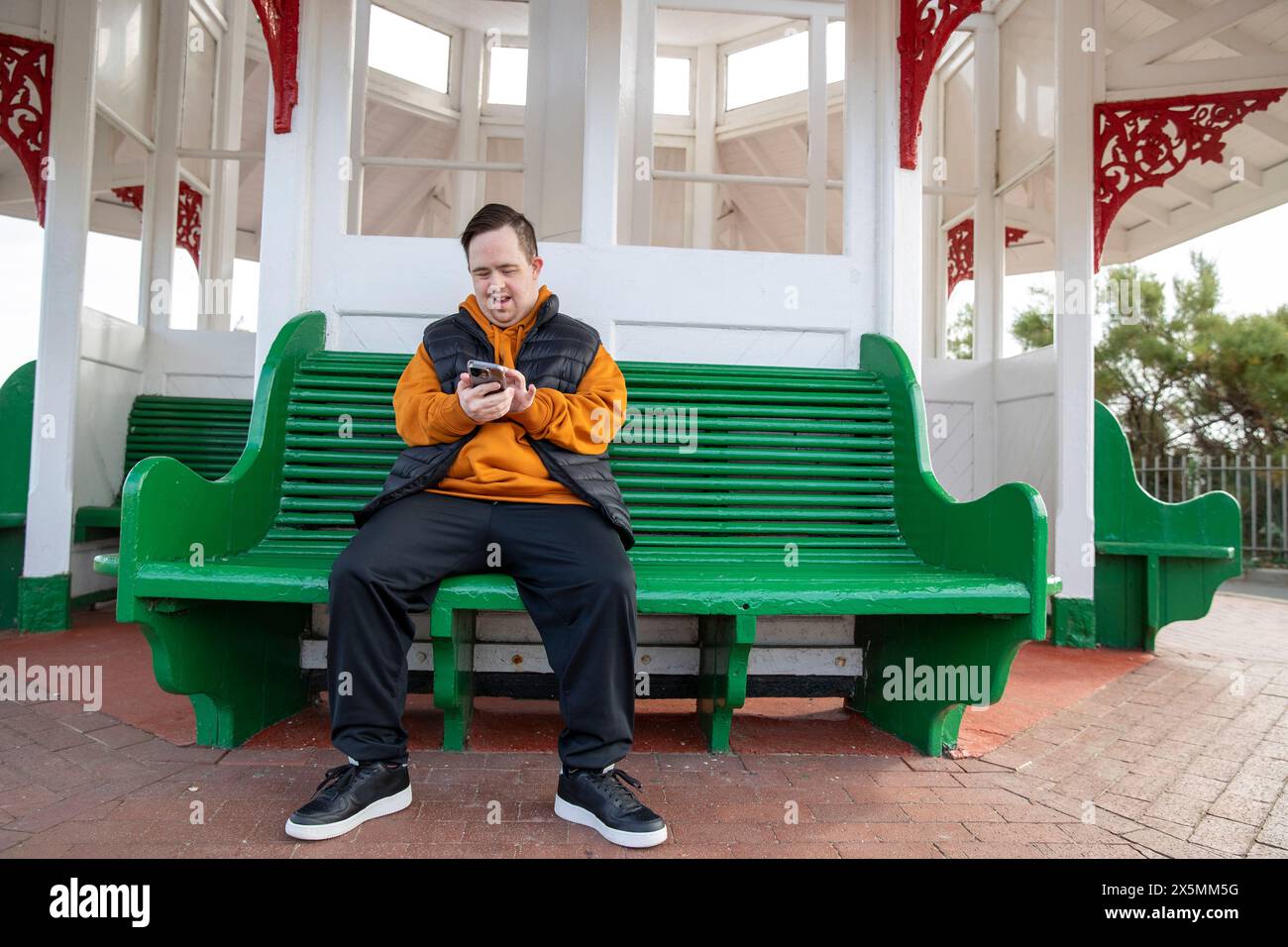 Man phone bench hi-res stock photography and images - Alamy
