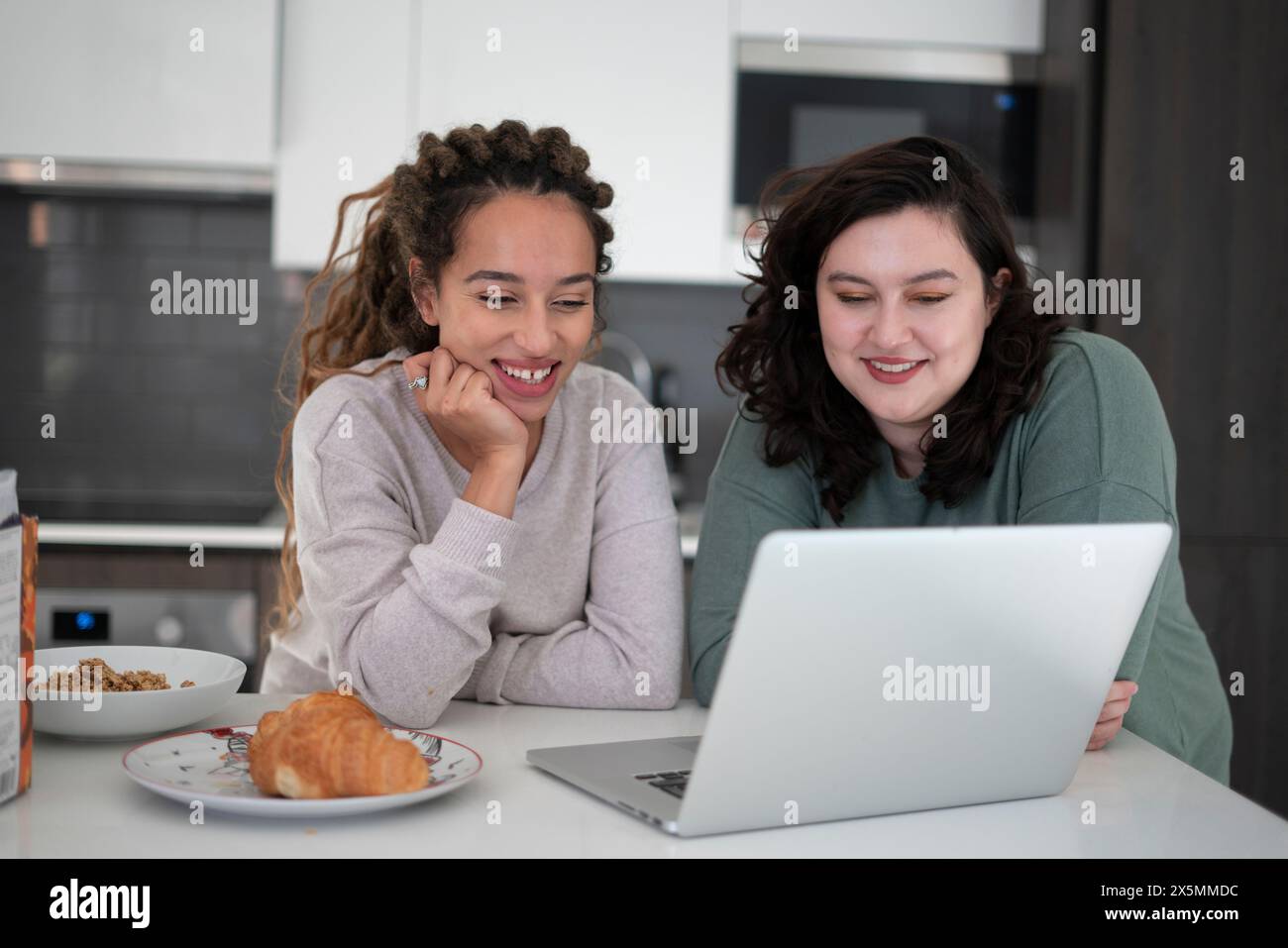 Two young women in kitchen hi-res stock photography and images - Alamy