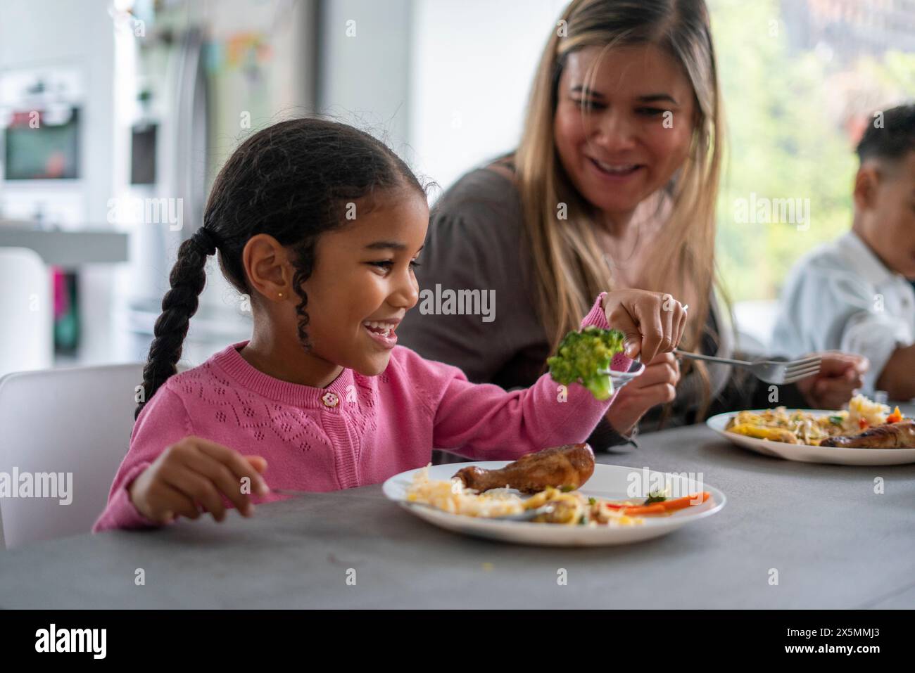 Family eating lunch dinner hi-res stock photography and images - Alamy