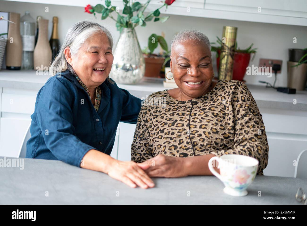 Two people sitting at table hi-res stock photography and images - Alamy