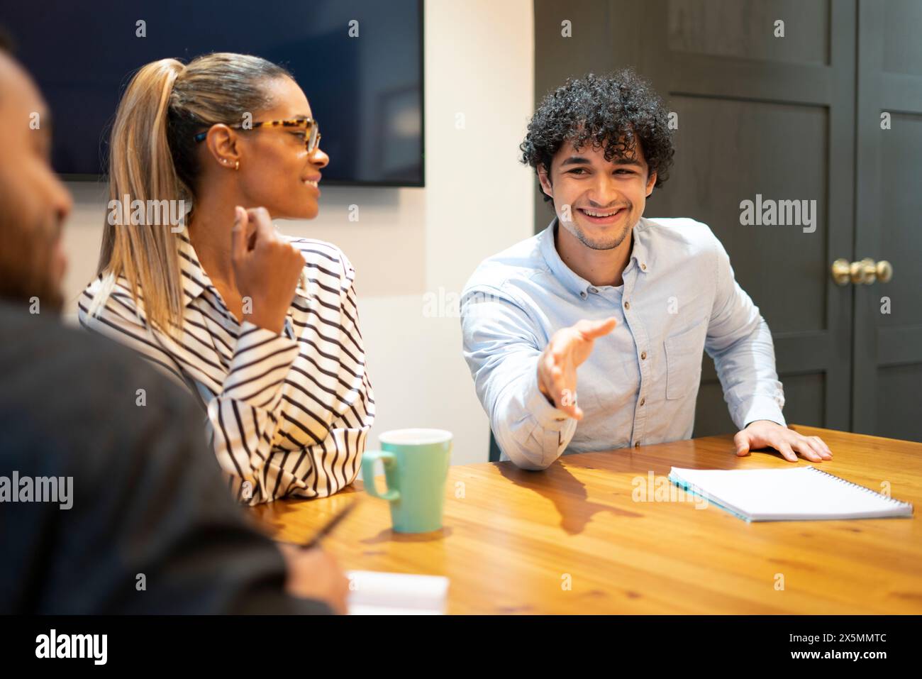 Business people having board hi-res stock photography and images - Alamy