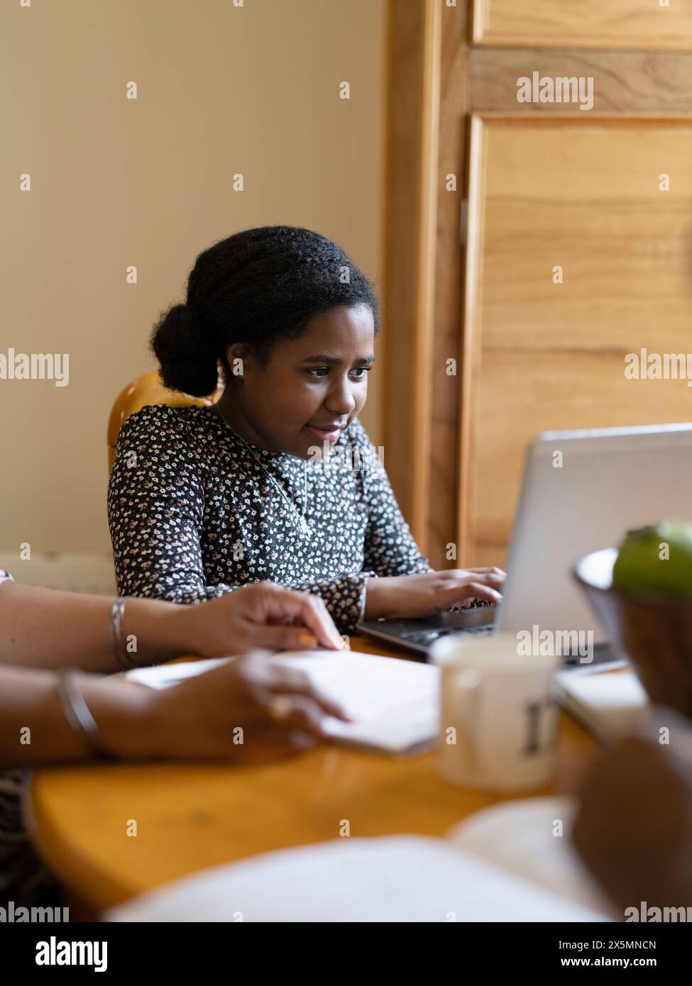 Girl learning on laptop hi-res stock photography and images - Alamy