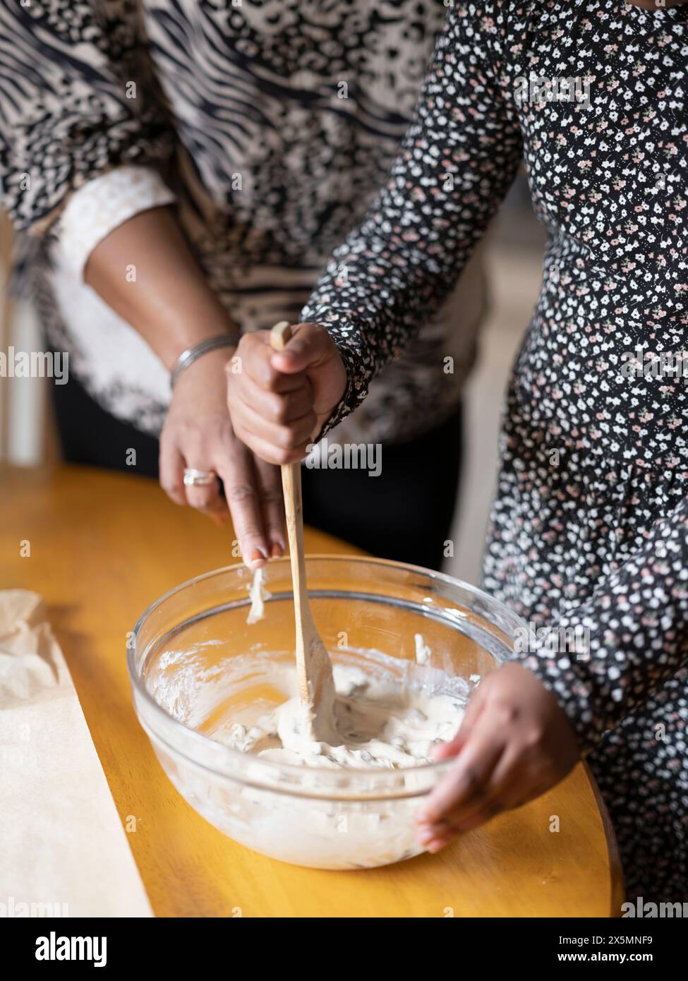 Mother and daughter mixing cookie batter Stock Photo - Alamy