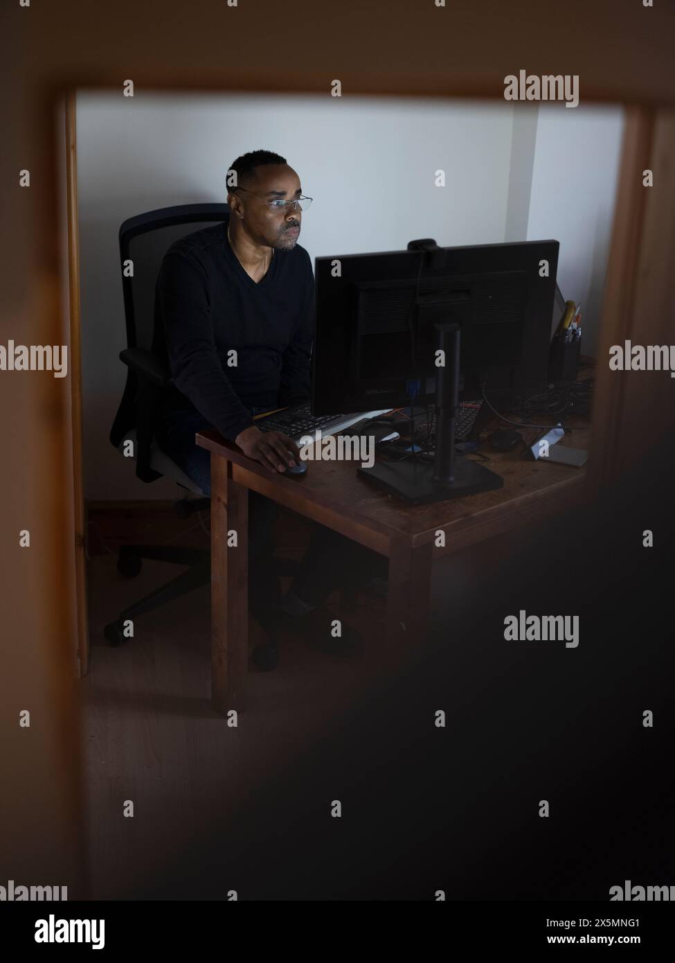 Man working home computer hi-res stock photography and images - Alamy