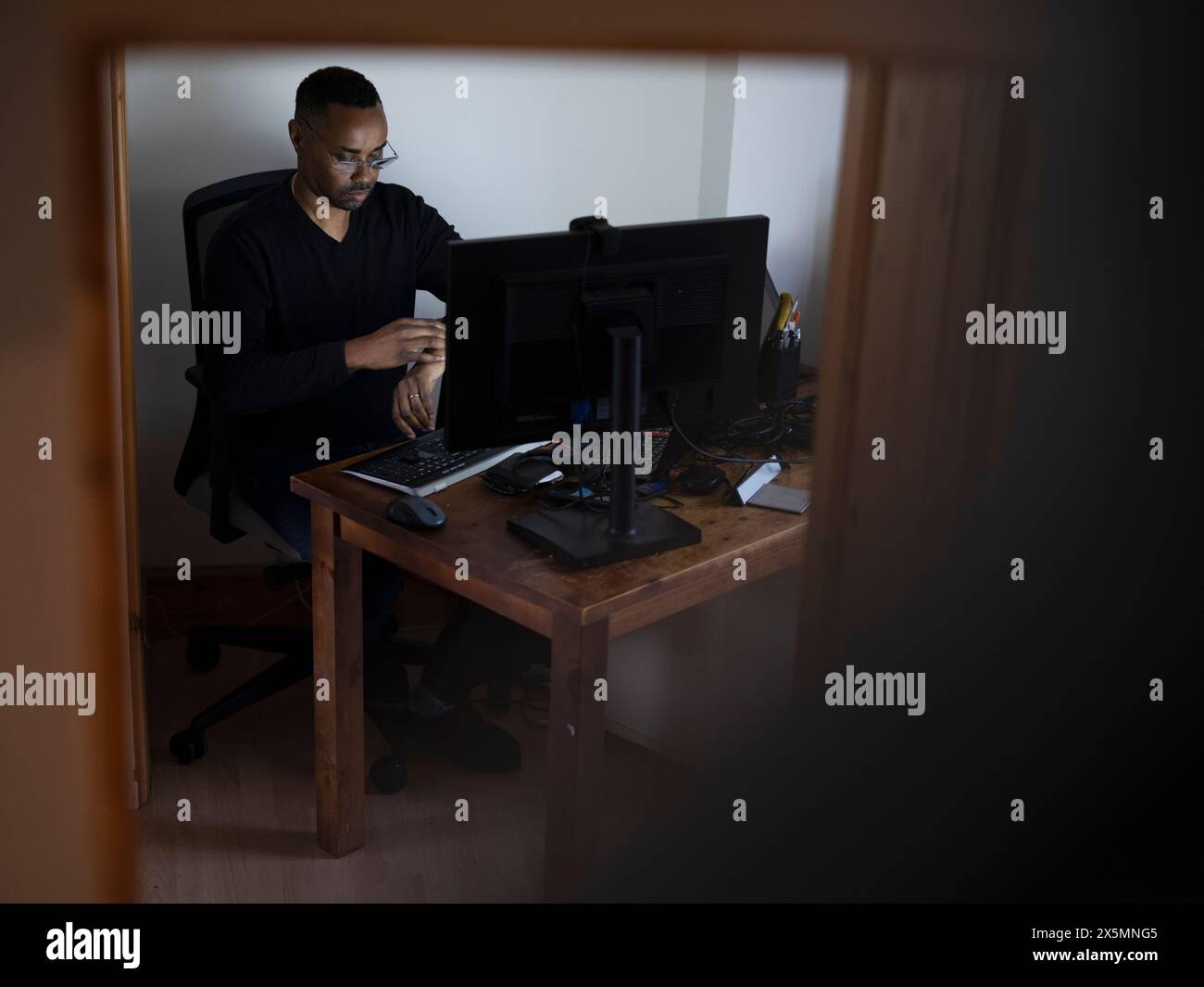 Man working home computer hi-res stock photography and images - Alamy