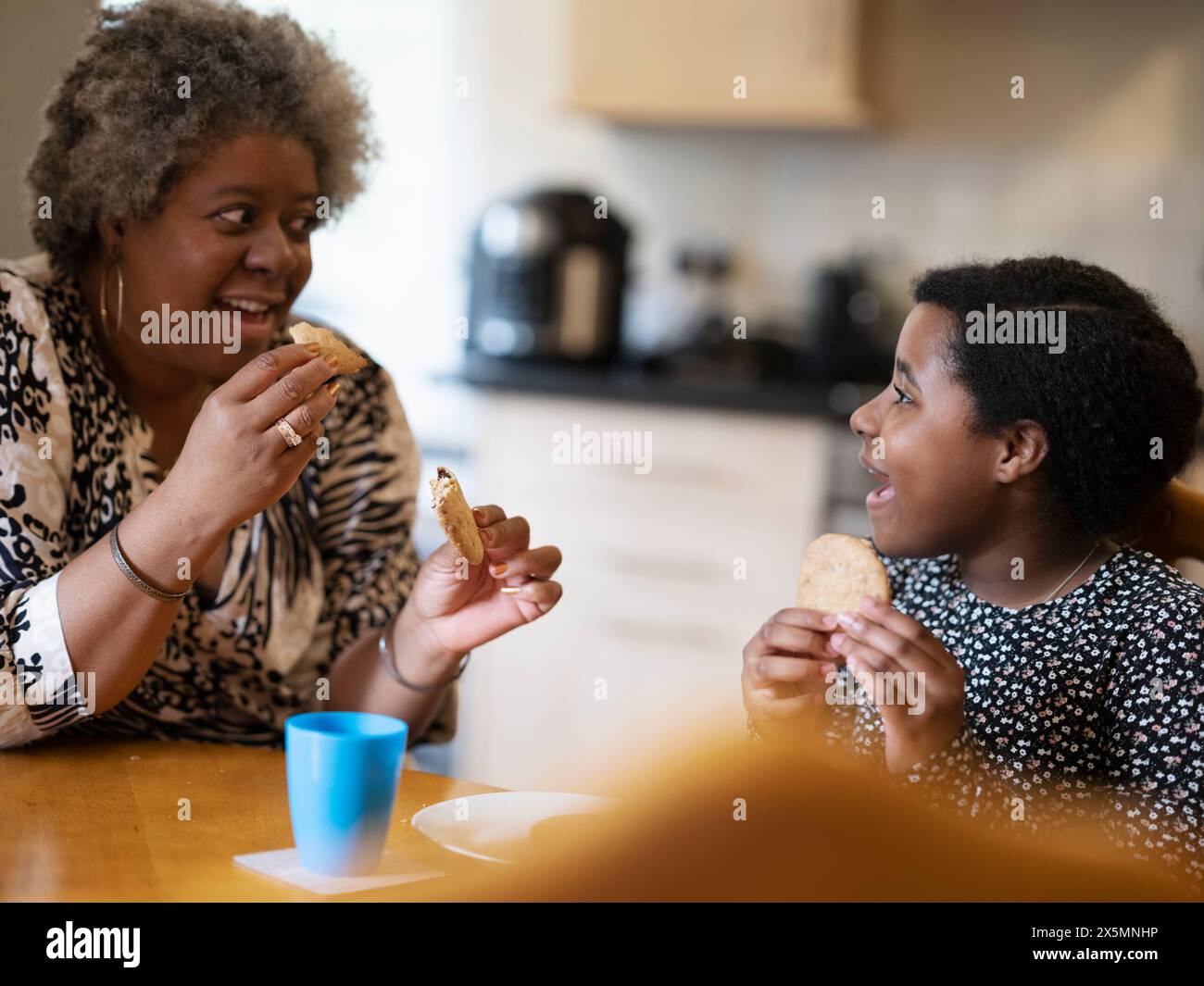 Mother daughter cookies hi-res stock photography and images - Alamy