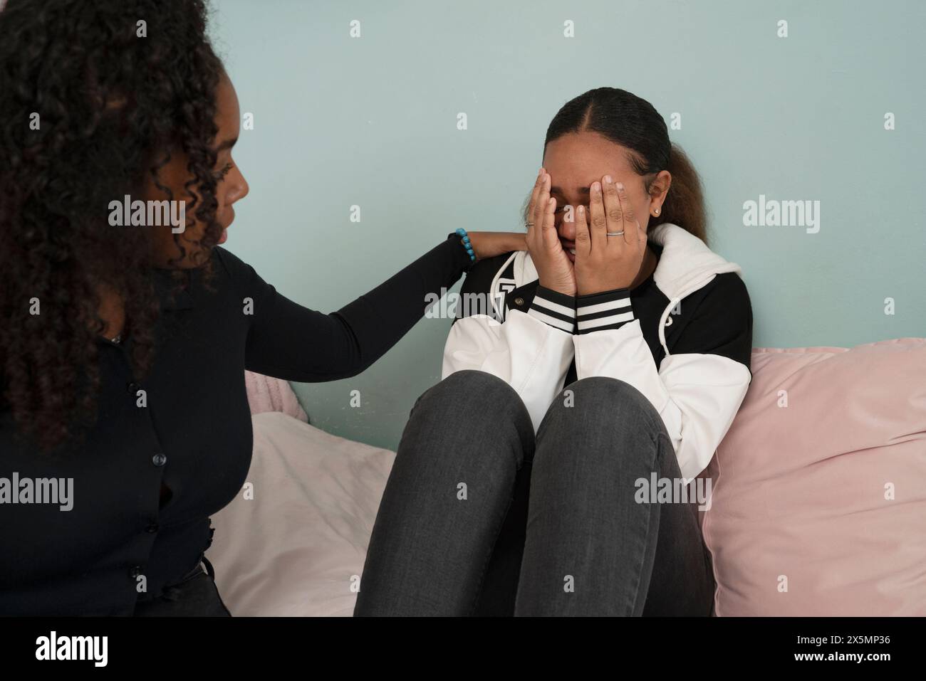 Teenage girl consoling a crying friend Stock Photo - Alamy
