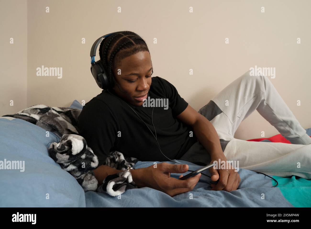 Teenage boy listening to music hi-res stock photography and images - Alamy