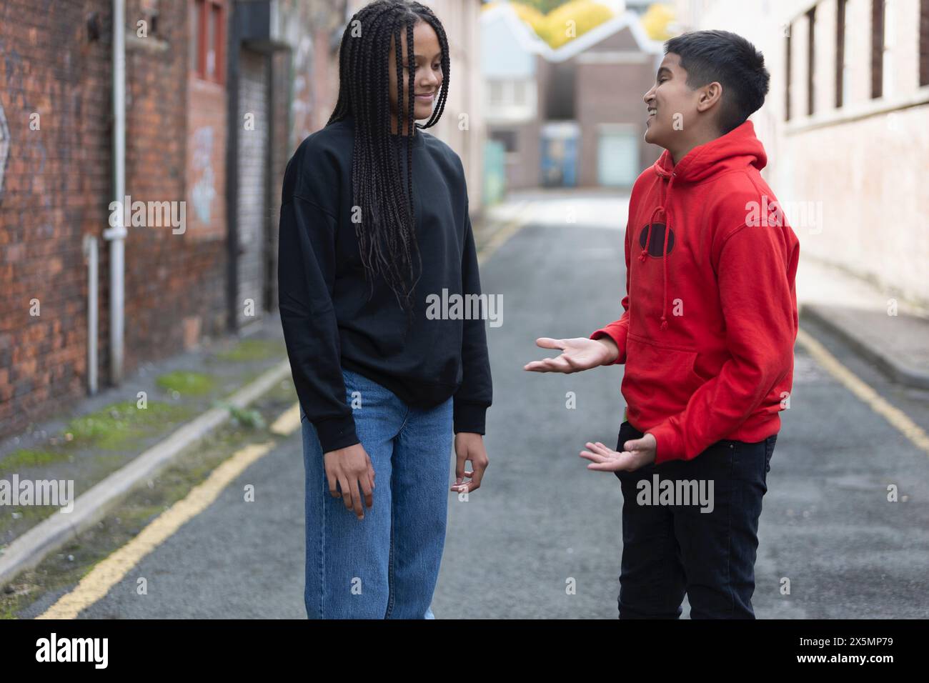 Girls talking 12 hi-res stock photography and images - Alamy