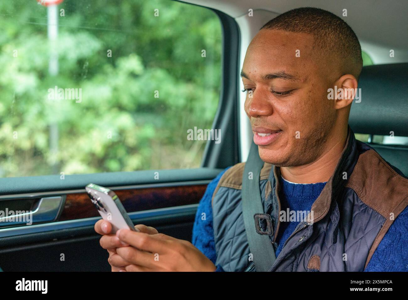 Car in the phone hi-res stock photography and images - Alamy