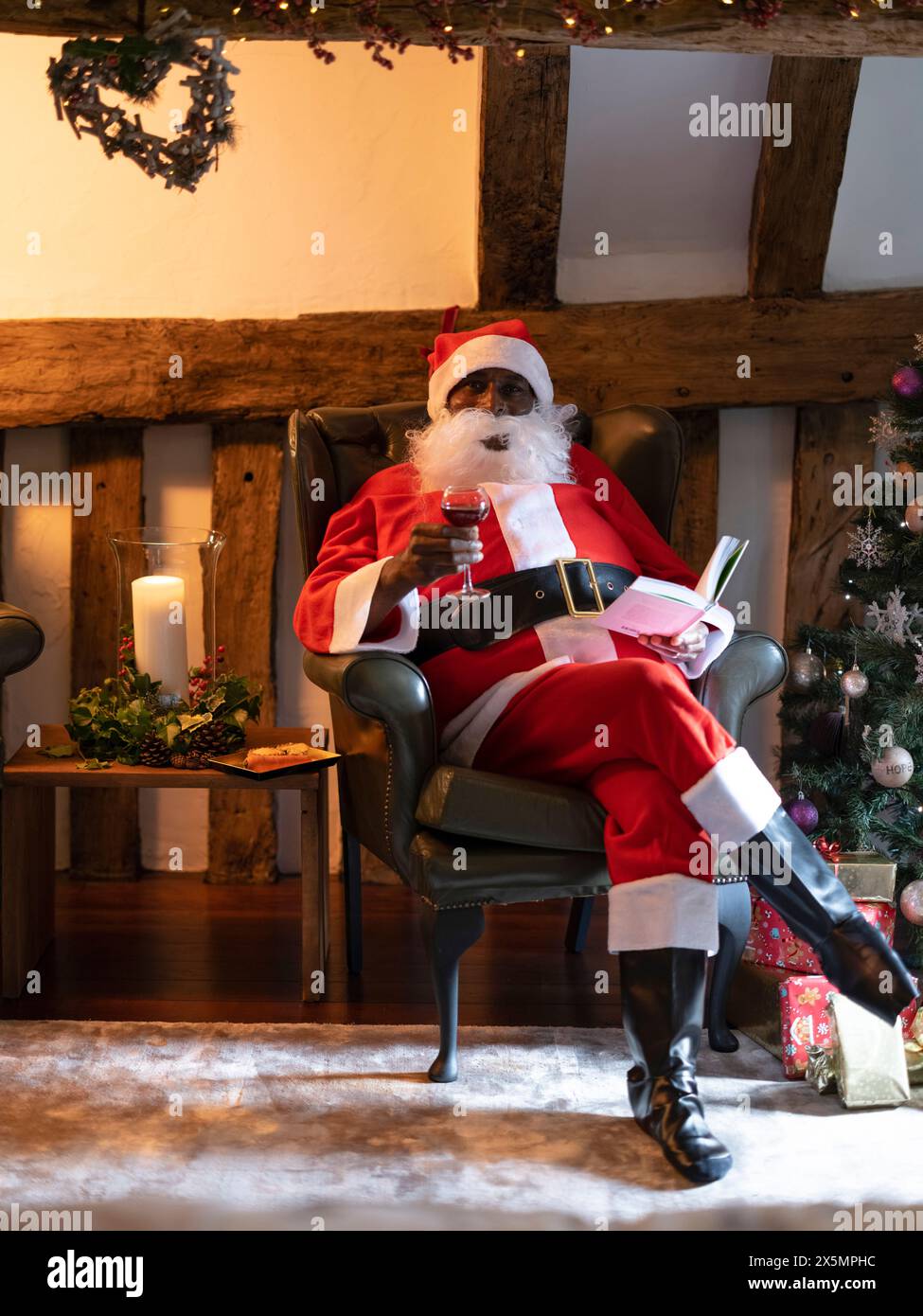 Santa reading book christmas hi-res stock photography and images - Alamy