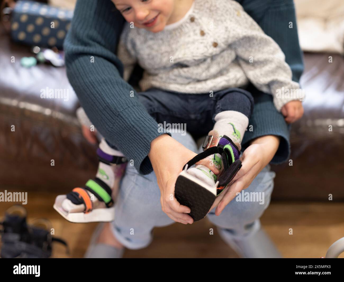 Child with leg brace hi-res stock photography and images - Alamy