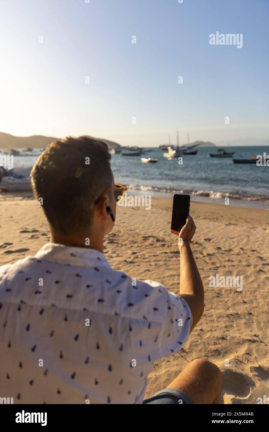 Wearing earbuds hi-res stock photography and images - Alamy