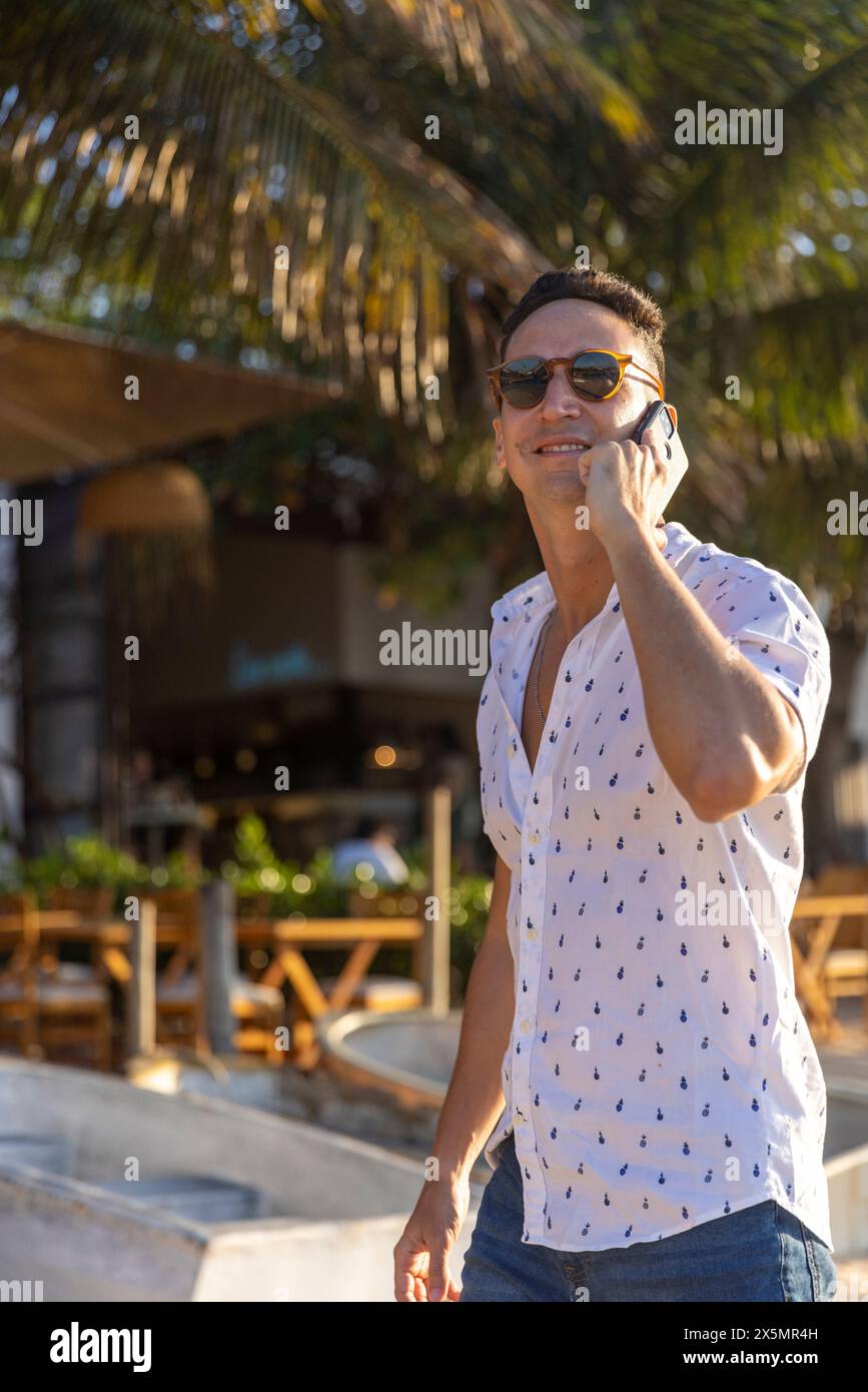Phone man beach hi-res stock photography and images - Alamy