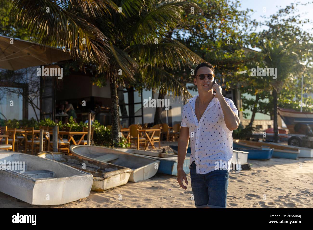 Phone walking beach hi-res stock photography and images - Alamy